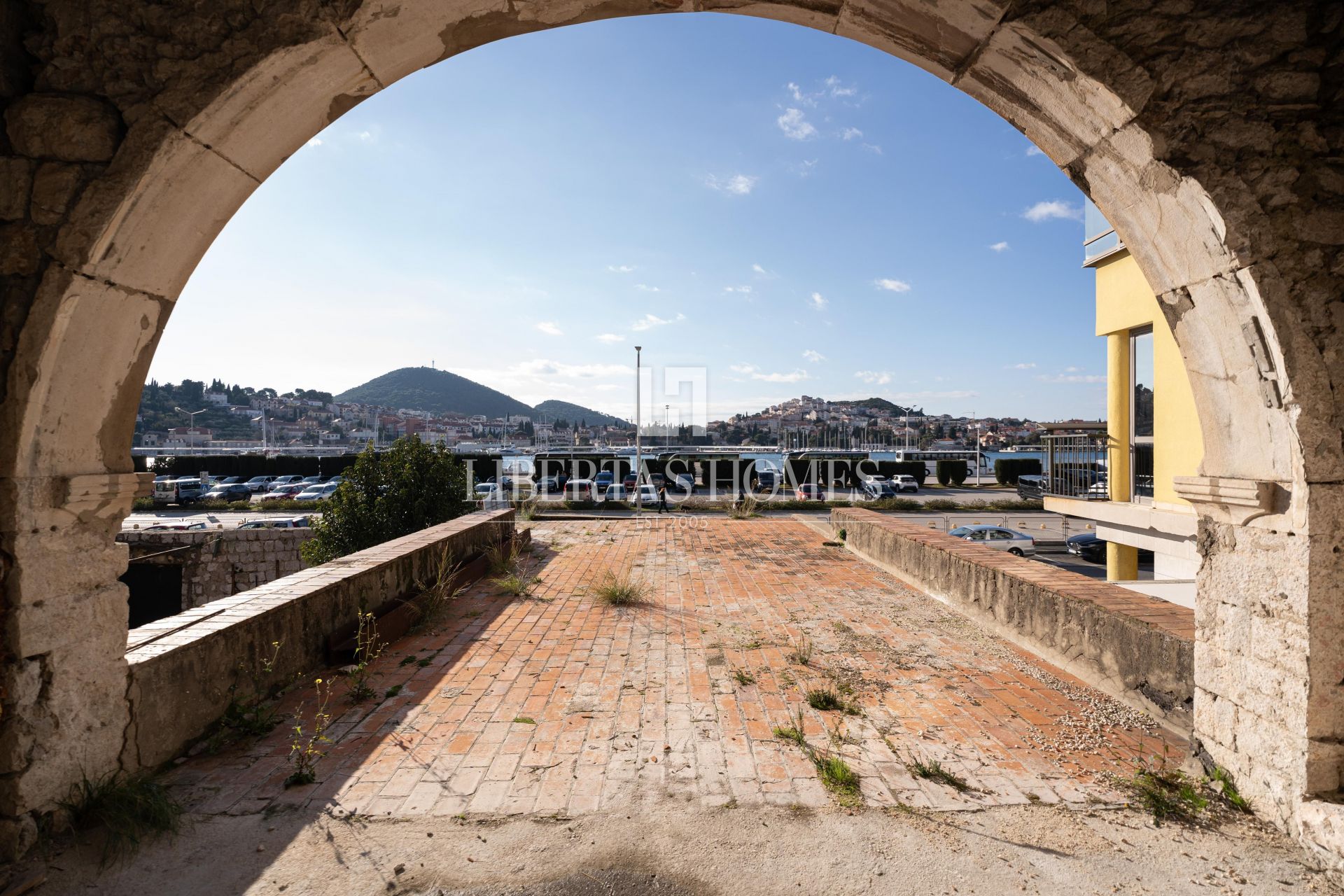 NEW/ House from the 16th century with permission for renovation in the ...